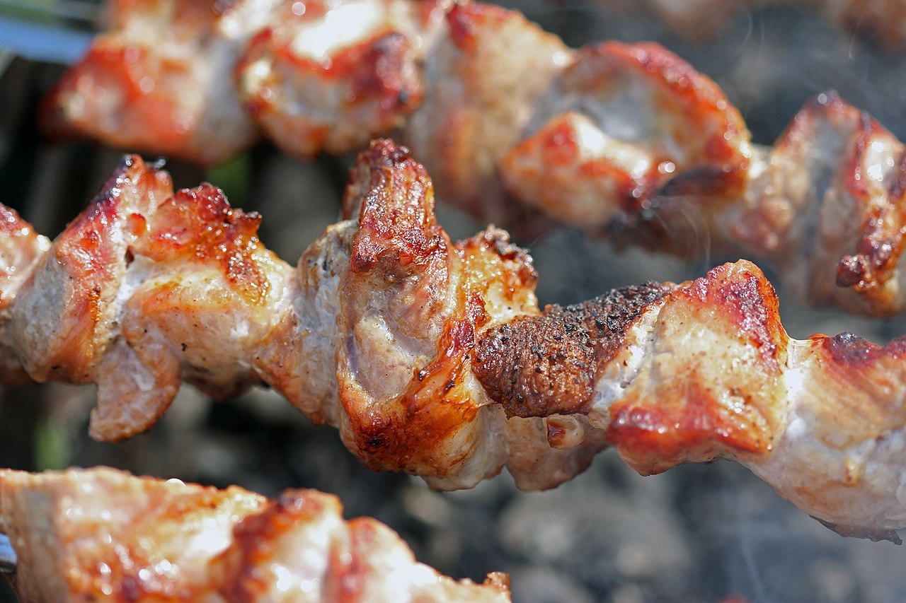 Врач рассказала, чем может грозить употребление сырого мяса на шашлыках