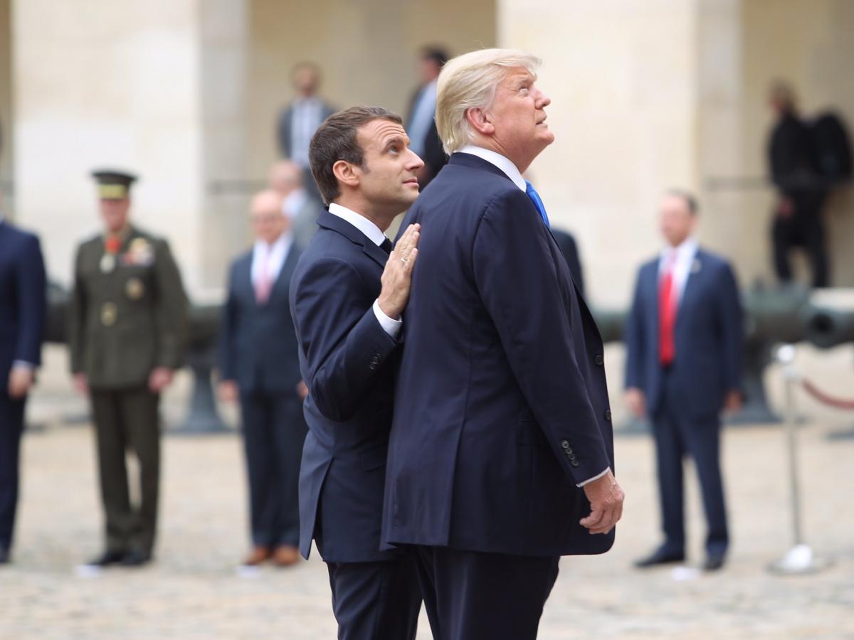 Неформальная дипломатия странное поведение лидеров США и Франции шокировало пользователей сети